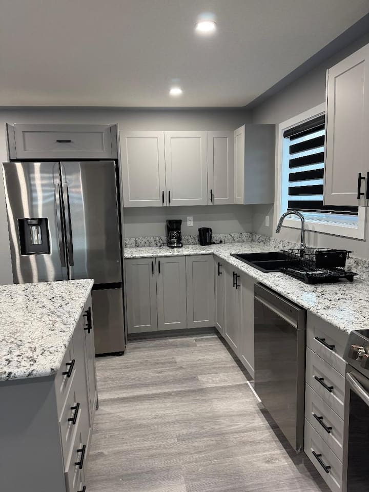 3 Bedrooms, Two Full Bathrooms In Fort Mcmurray. - Fort McMurray