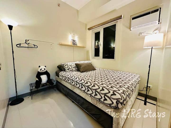 The Lire Stays 2br Condo W/balcony + Pool Access - Marikina