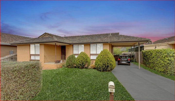 Charming 3-bedroom House Near Tourist Attractions - Werribee