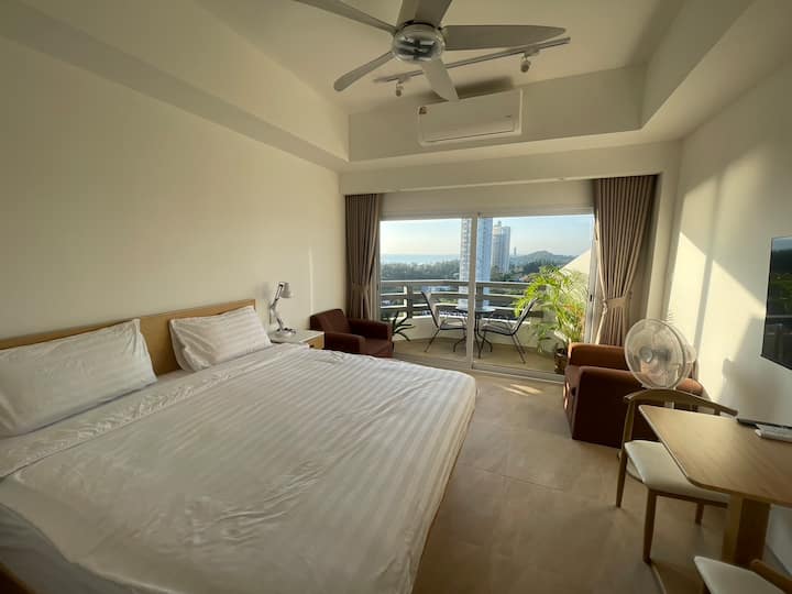 Top-floor Studio, King Bed & Sea Views, 15th Floor - Ko Samet