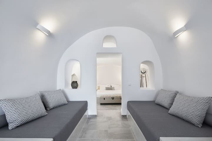 Sensational Villa With Caldera Views & Hot Tub - Oia