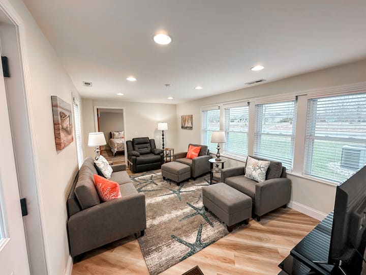 Modern Riverbend Suites - 1br - Bay City, MI