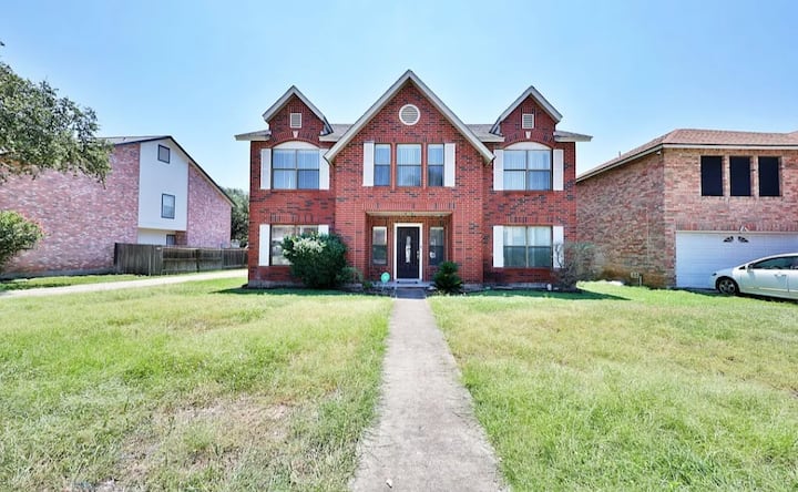 Escape To This San Antonio Retreat! This 6-bed. - Encino Park - San Antonio