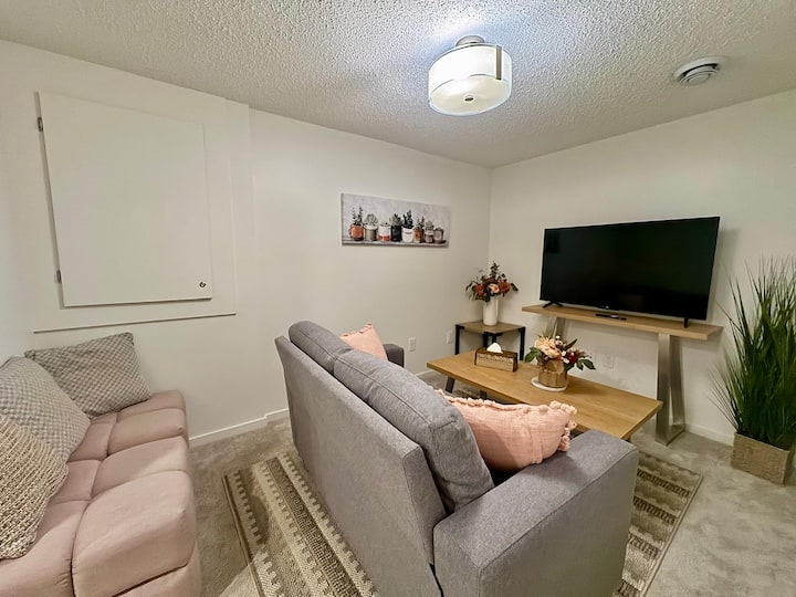 Lanna Boutique 2 Bedr Basement Glenridding Ravine - Edmonton