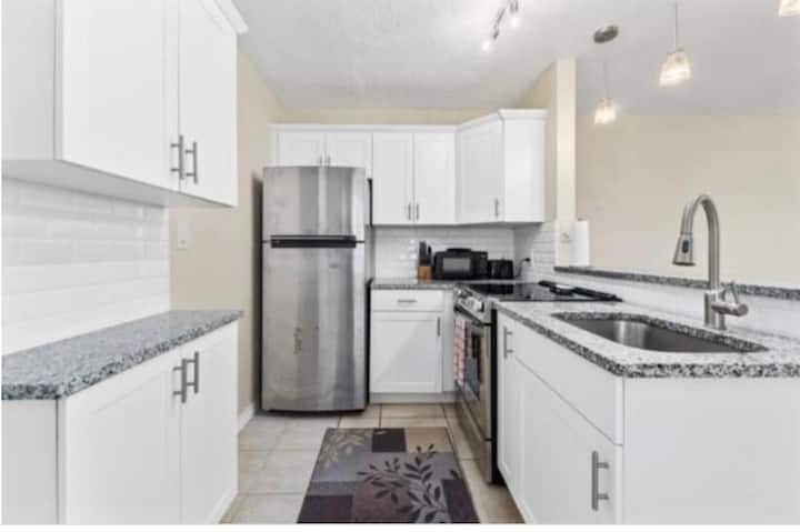 Beautiful 1/1 Pool Walk To Beach - Fort Pierce, FL