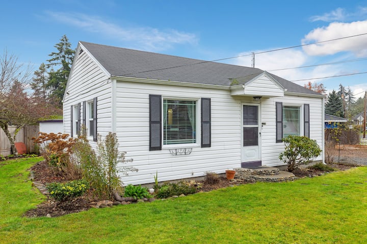 Cozy 2br Cottage W/ Backyard & Fire Pit - Steilacoom, WA