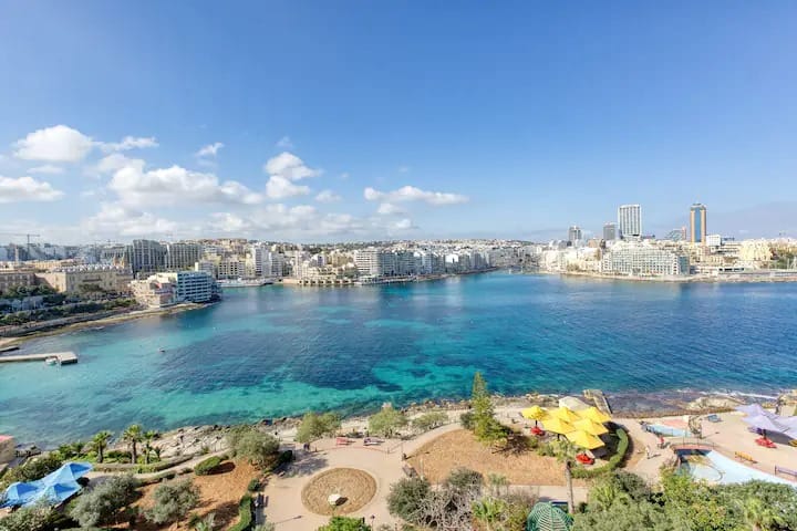 Bright Seafront Apartment With Views Of St.julians - Malta