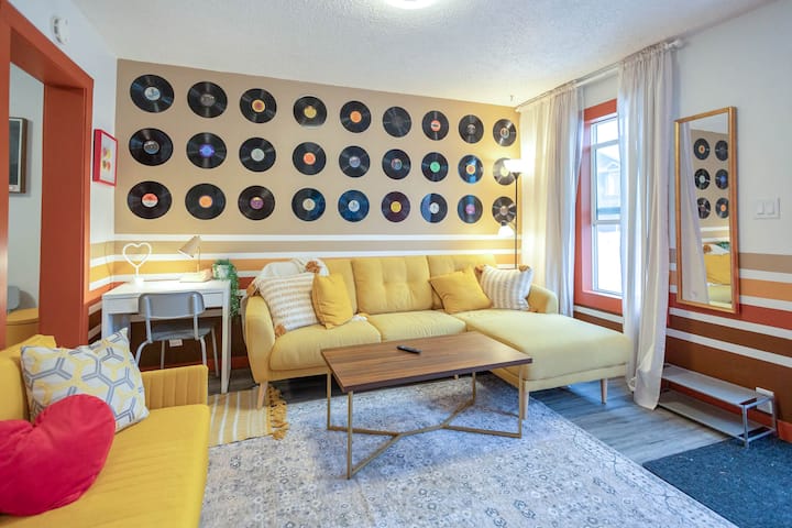 Retro Glam In Ramsay Walk To Stampede Grounds - Fort Calgary