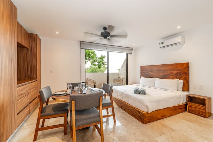 King Suite W/ Private Balcony, Gym + Rooftop Pool - Tulum