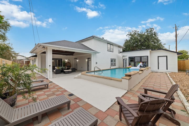 Luxuries Pool House, 5 Bed/3 Bath/game Room - Houston George Bush Airport (IAH)