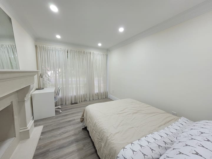 Bright Renovated Room In West Toronto - 토론토