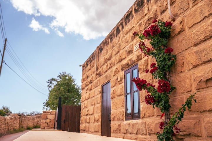 Cozzy Farmhouse With Massive Swimming Pool - Malta