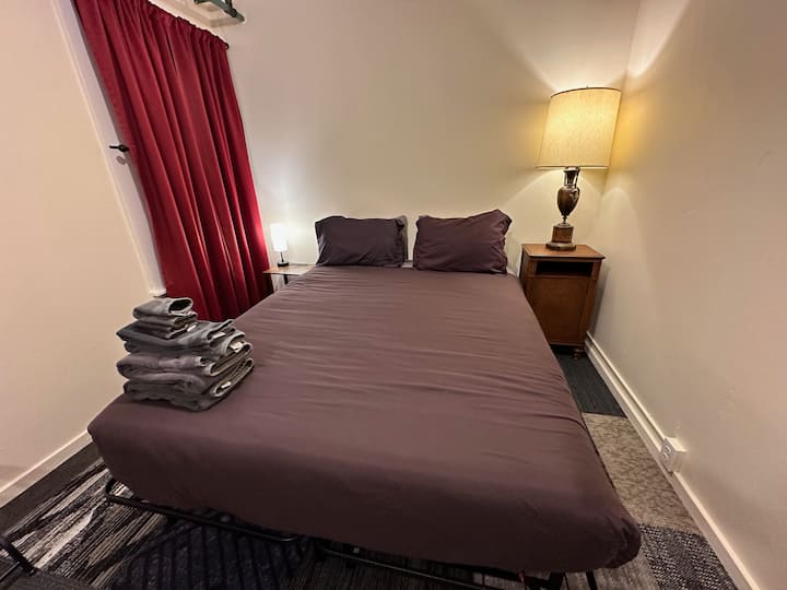 1 Queen, 2 Xl Twins, Shared Bath, Wrh Hotel - Truckee, CA