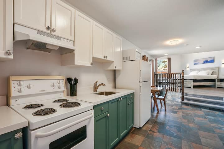 Raised Apartment & Jacuzzi/3 Min Walk To Beach - Wasaga Beach