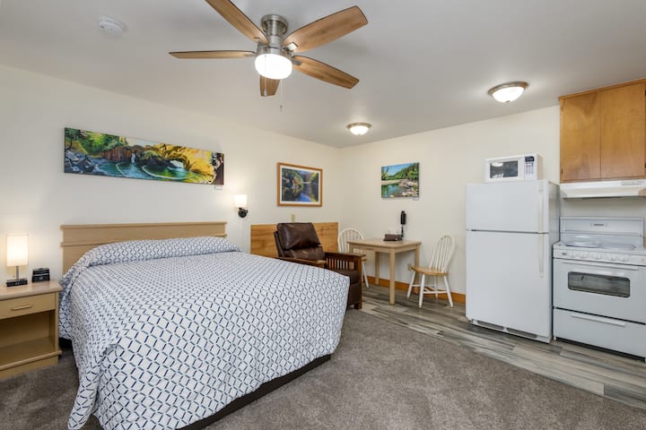 Harbor Apartment Walk To Beach - Brookings, OR