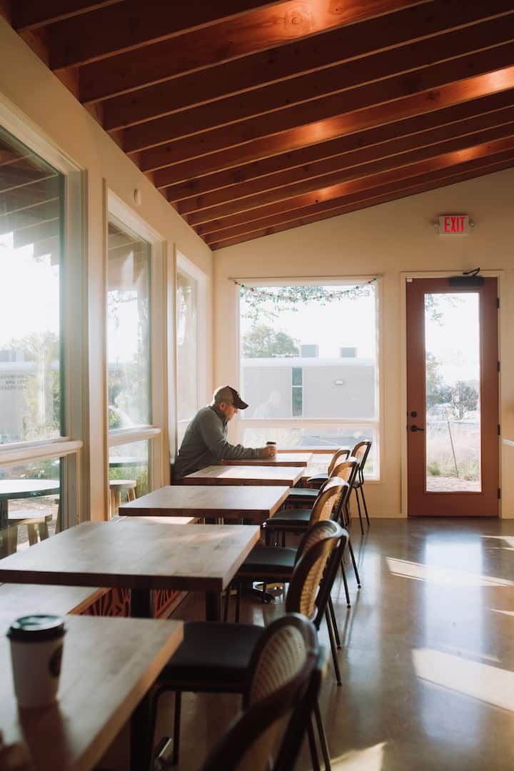 Cute Vintage Eco-friendly Hotel - Broad Suite - Taylor, TX