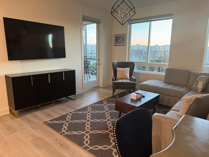 Luxury Condo W/pool & Gym - Irvine, CA