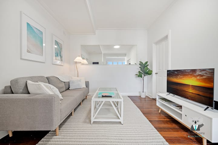 Kozyguru | Kirribilli | Opera House View 2 Bed Apt - North Sydney