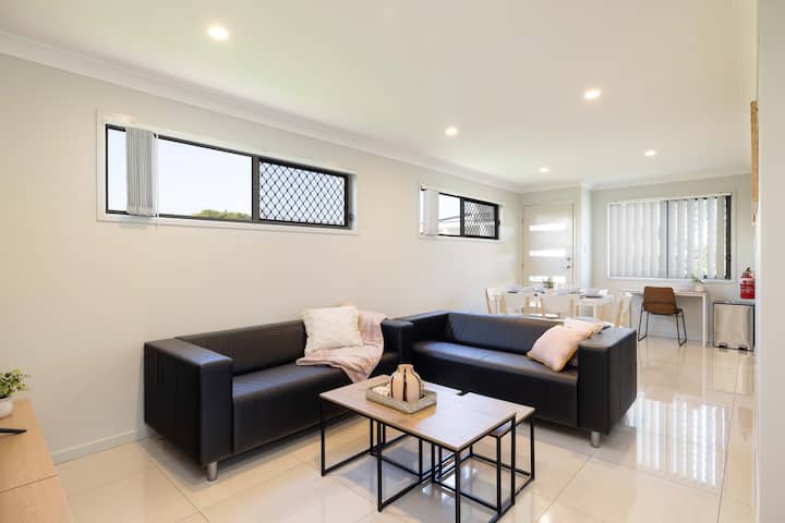 3 Bdr Apt! Ac! Spotless! Covered Parking! 220d3 - Brisbane