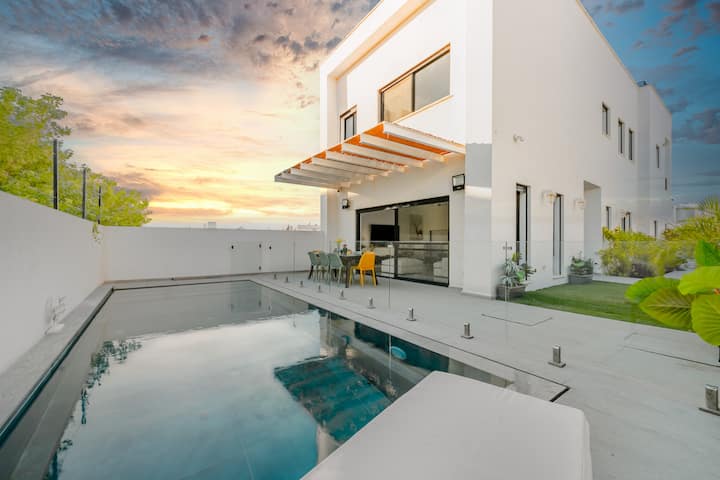 לגונה בלו ביץ-וילה מהממת עם בריכה וג'קוזי דקה מהים - Israel