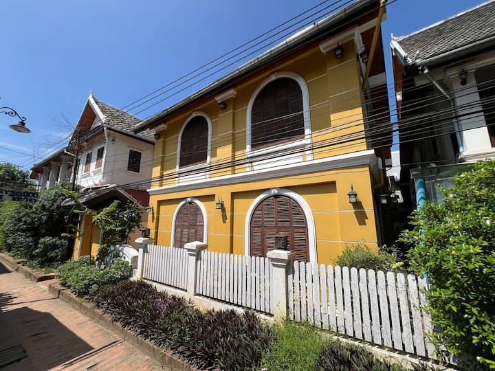Entire Charming Colonial House - 루앙프라방