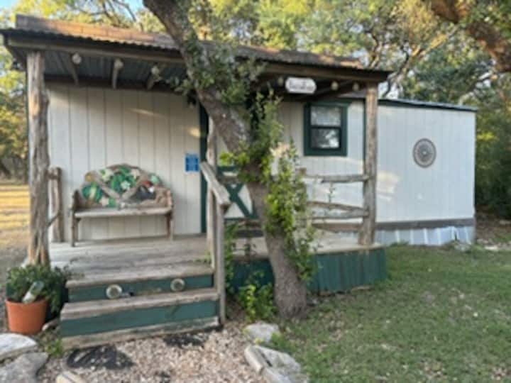 The Passionflower Cottage, Wimberley Farm Cottage - Wimberley, TX