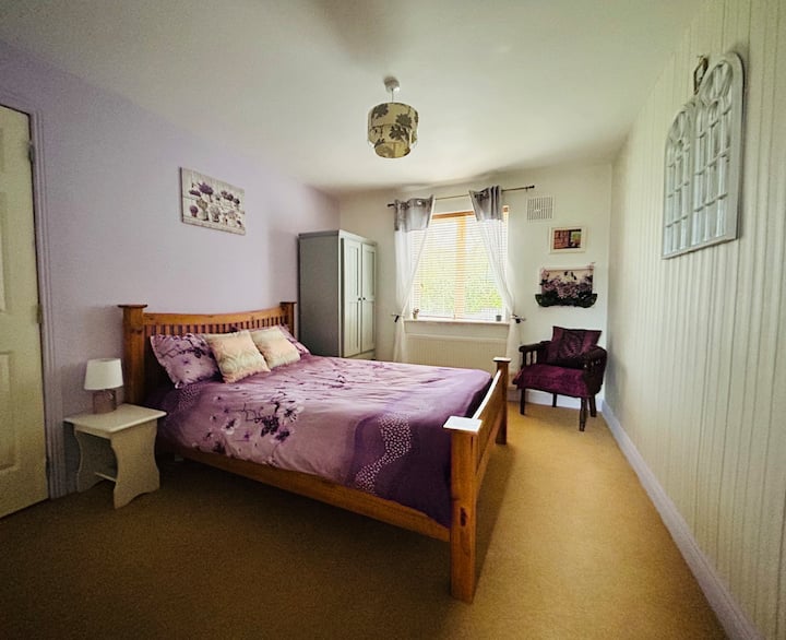 Lavender Room Ensuite Bathroom In The Tree House - Gorey