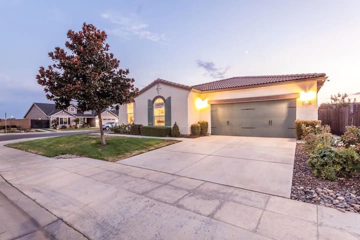 Spacious Family Getaway | Firepit & Bbq | Hot Tub - Fresno, CA