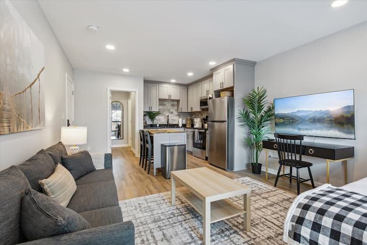 Chic Studio Retreat Near Beach - Hampton