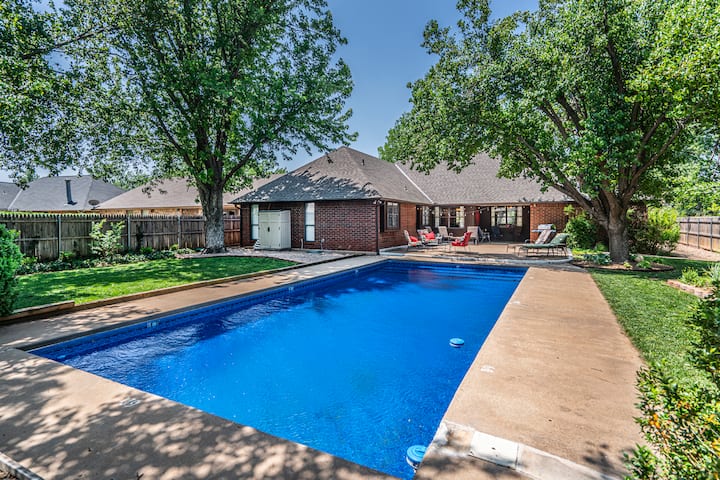 Spacious Poolside Getaway - Oklahoma City, OK