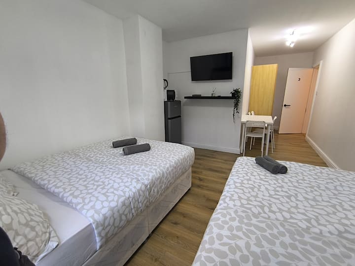 4 Person Room, 1 Min From South Wimbledon Station - Kingston upon Thames