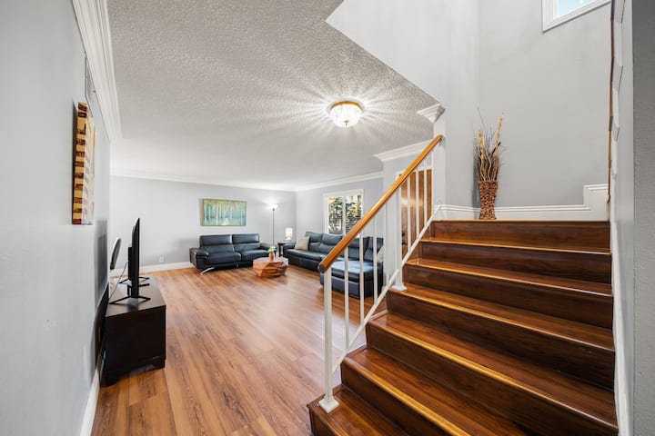 5700sf Family Retreat｜near Disney｜8b8b W/ 6 Suites - West Covina, CA