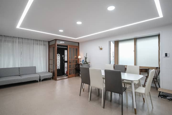 10인/넓은 숙소/Private Apt/3bedroom+2bath/홍대입구역 도보 7분 - Seoul