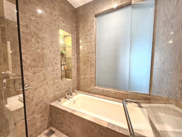 Dorsett Premium Suite | Bathtub & Netflix Skypool - プタリン・ジャヤ