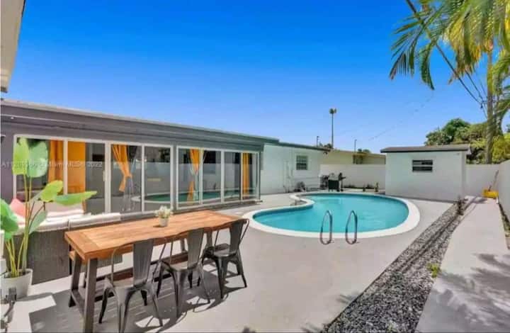 Luxury Pool Villa 5! | 5bd 4br - North Miami Beach, FL