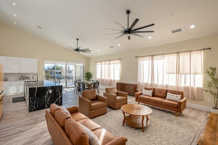 Spacious 4br Villa Pool, Spa, Pickleball, Theater - Joshua Tree National Park, California