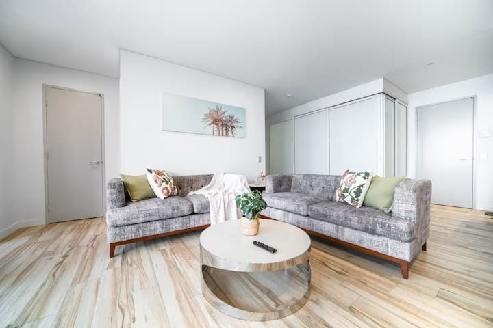 High-floor Ocean View Oasis: 3br Apt+ Free Parking - Gold Coast