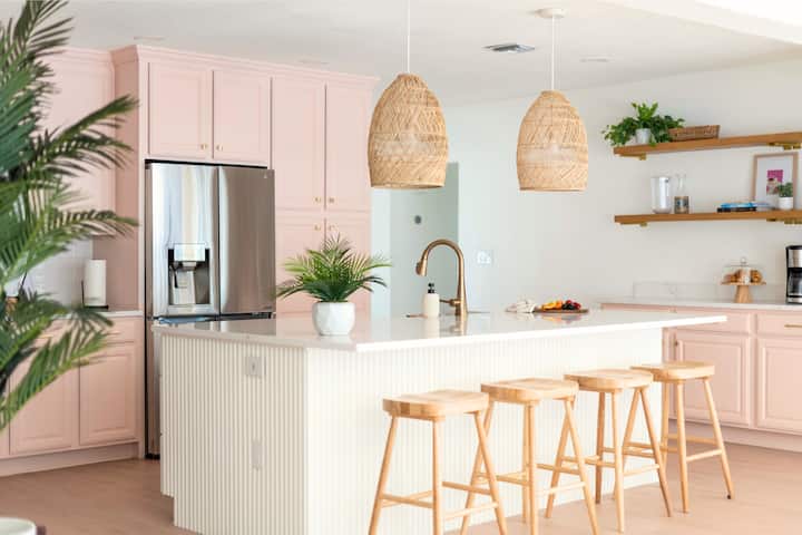 Lux Getaway Close To The Beach W/heated Pool & Spa - Madeira Beach, FL