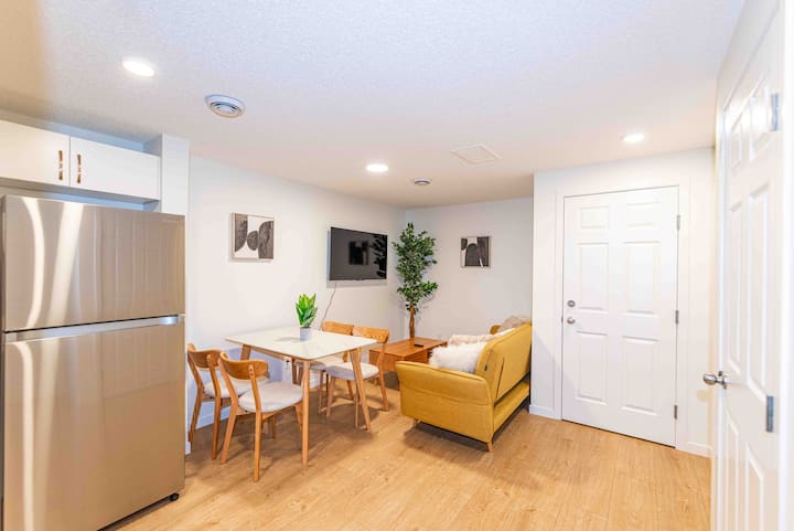*Sunnysuite In Chappelle* Legal Basement Sleep 3 - Edmonton, Canada