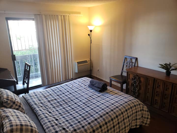 A02 Cozy Hotel Style Unit With Balcony - Beverly Hills, CA