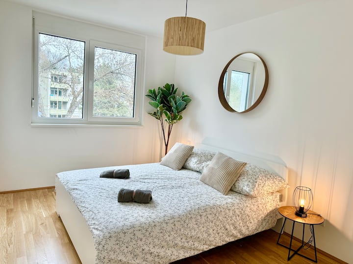 Balcony | New | Free Parking - Vienna Schwechat Airport (VIE)