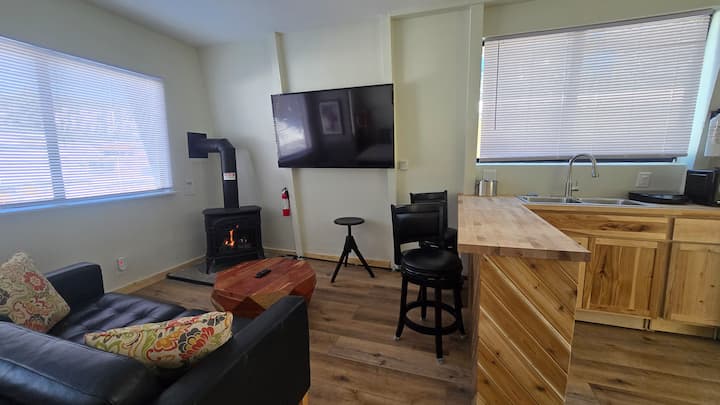 Downtown +Hot Breakfast+great Location+pets Ok - Mammoth Lakes, CA