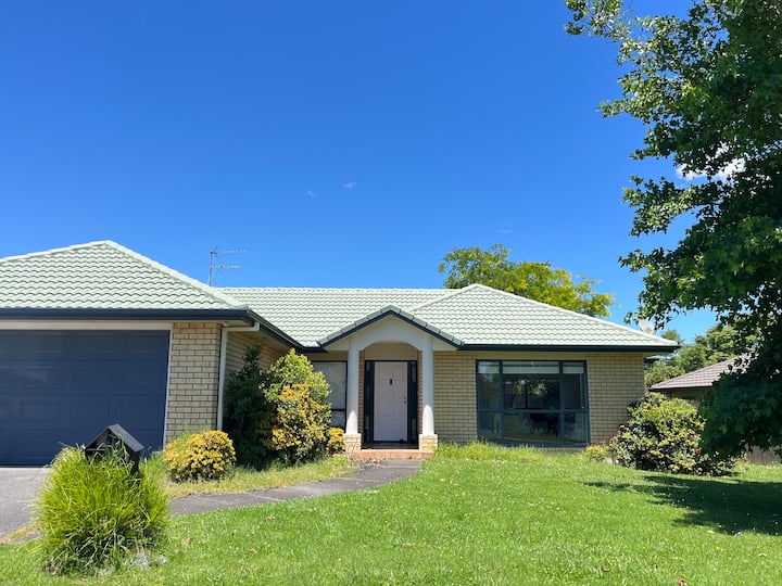Family Retreat W/ Playground Views In East Tamaki - Auckland