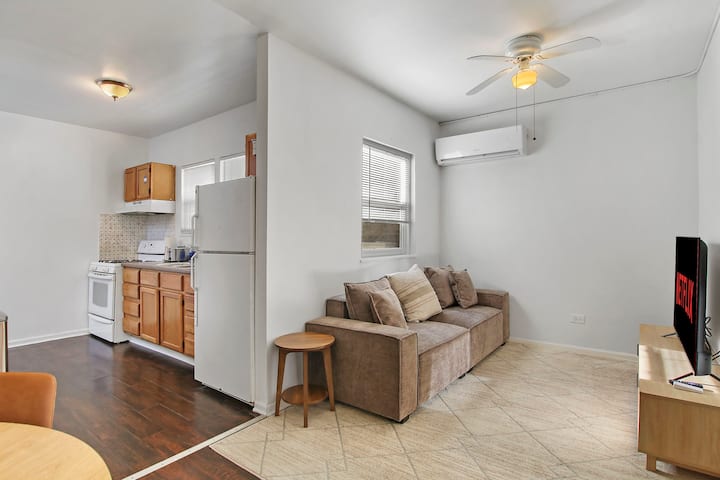 Charming 2 Bedroom Apartment ~ 8 Mins To Navy Base - Waukegan, IL