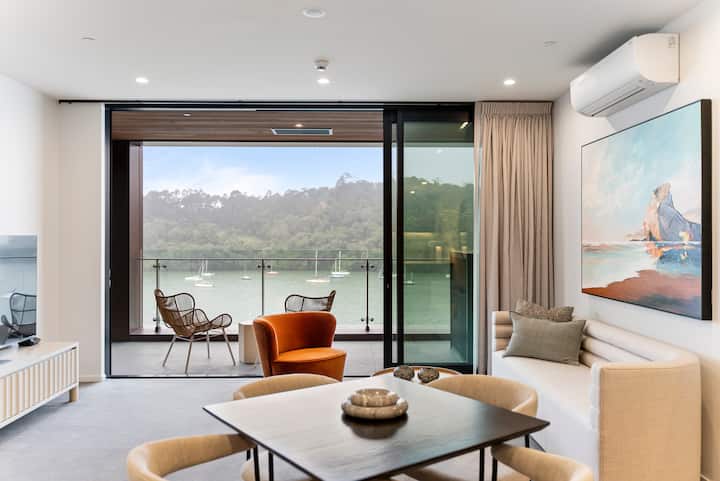 Elegant Waterfront Retreat - Auckland