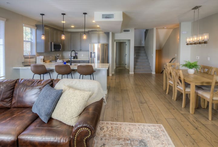 Updated Townhouse Pool & Hot Tub - Chandler