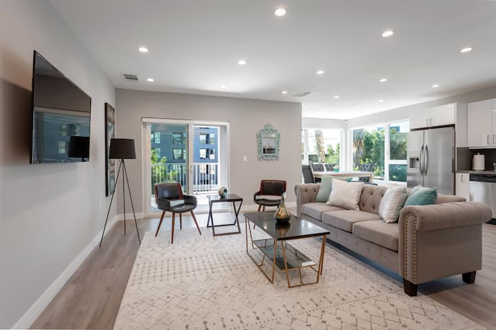 Hollywood: Wonderful 99 Walk Score Condo - Los Angeles, CA