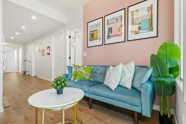 Vibrant Beach-themed 2br Suite In Nw Calgary - Airdrie