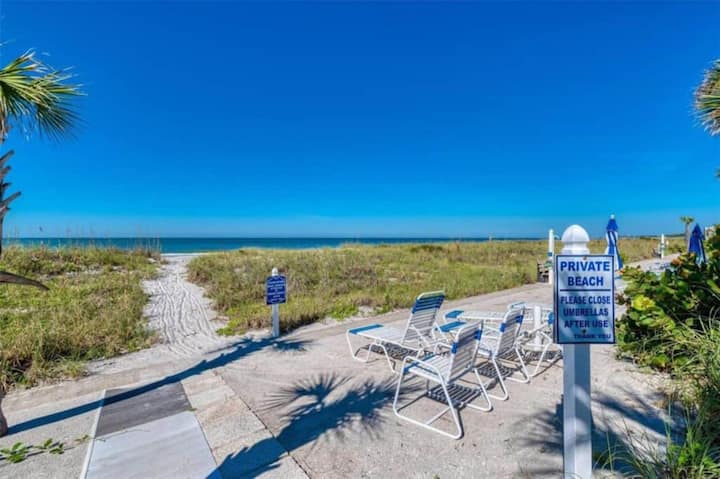 Steps From The Sand /Pool Access - Longboat Key, FL