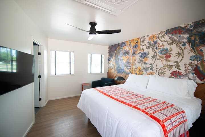 Cute Vintage Eco-friendly Hotel - Hunter Suite - 